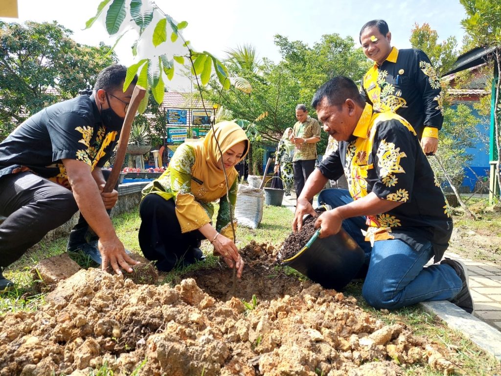 Deklarasi Sekolah Adiwiyata dan Launching Smala Green Place - RADAR BERAU